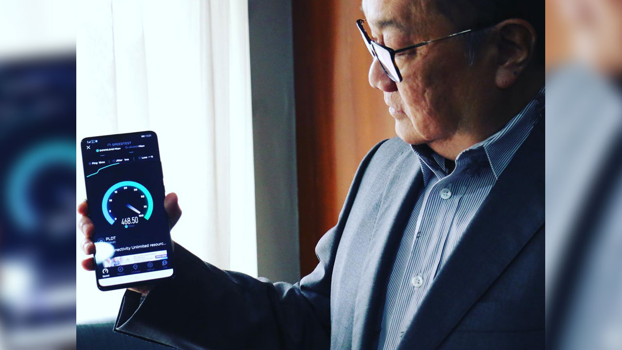 PLDT CEO Tests Smart 5G Network with Huawei 5G Smartphone | Pinoy ...